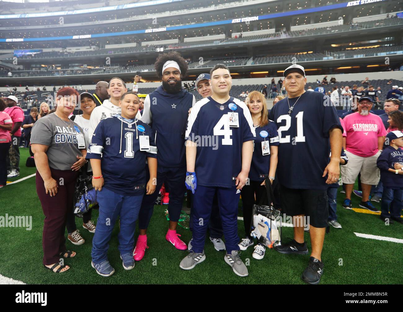 Dallas Cowboys running back Ezekiel Elliott, center, poses for a photo ...