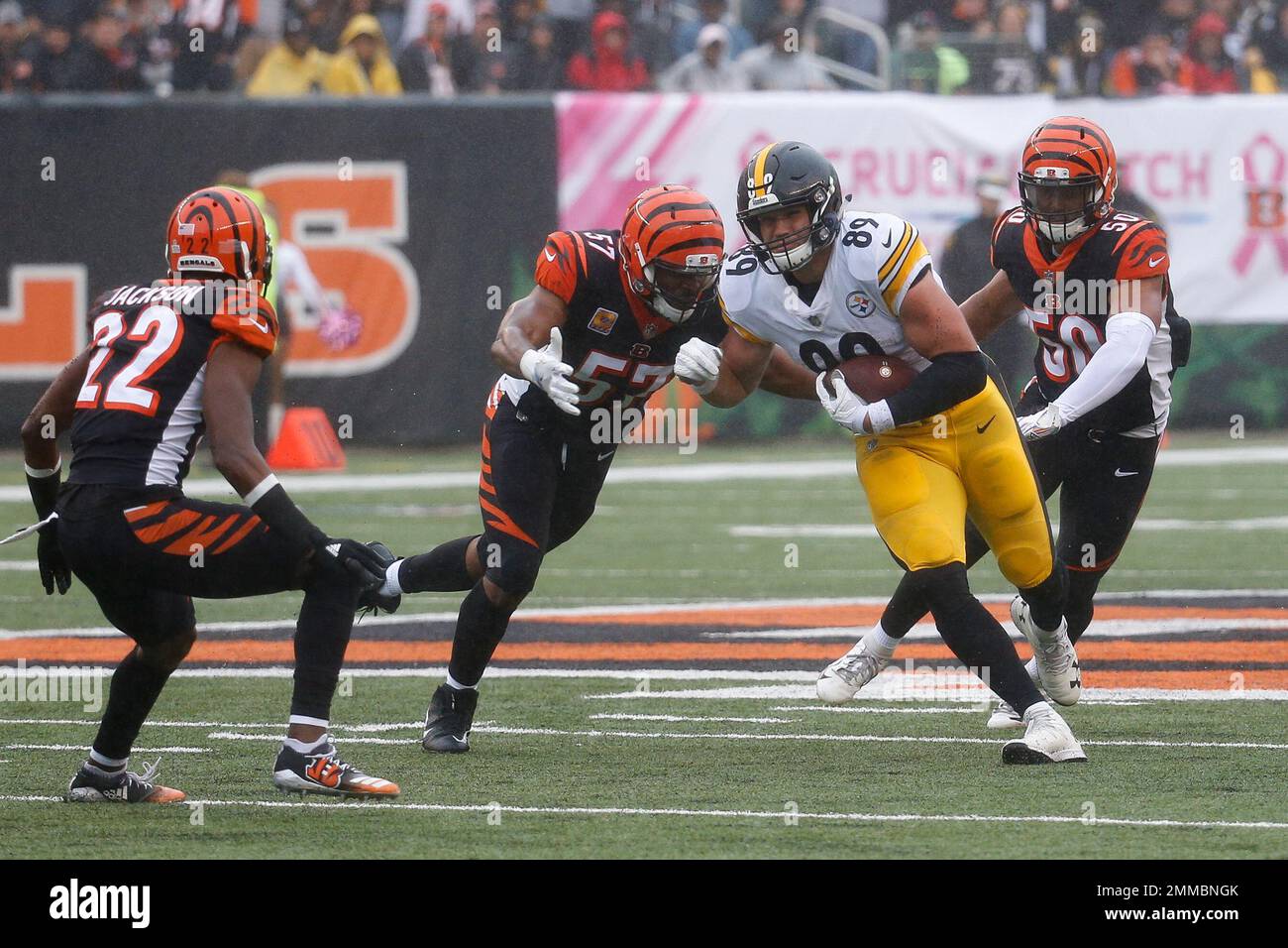 Pittsburgh Steelers tight end Vance McDonald (89) runs the ball against ...