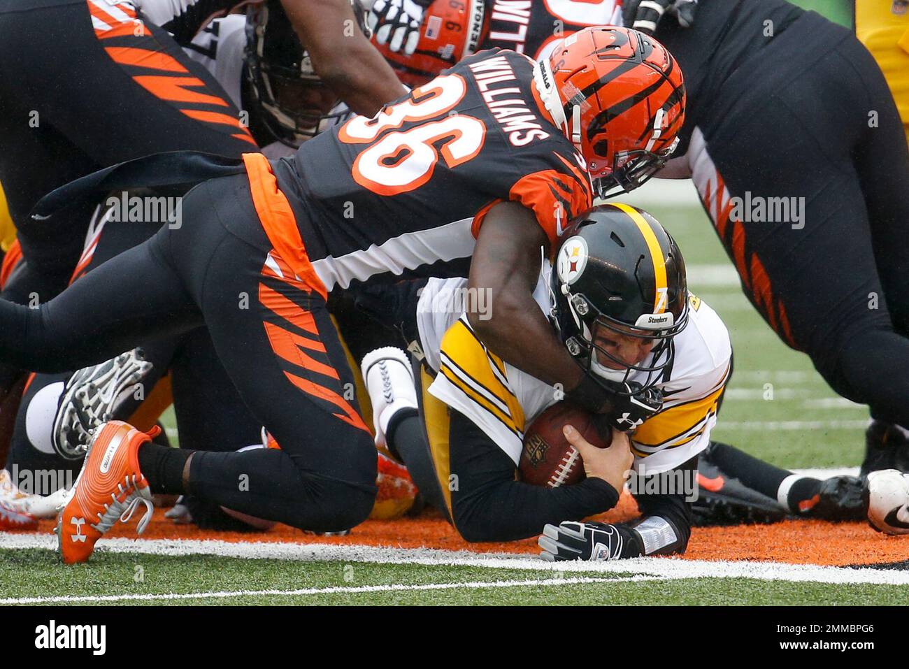 Pittsburgh Steelers quarterback Ben Roethlisberger, right, is tackled ...