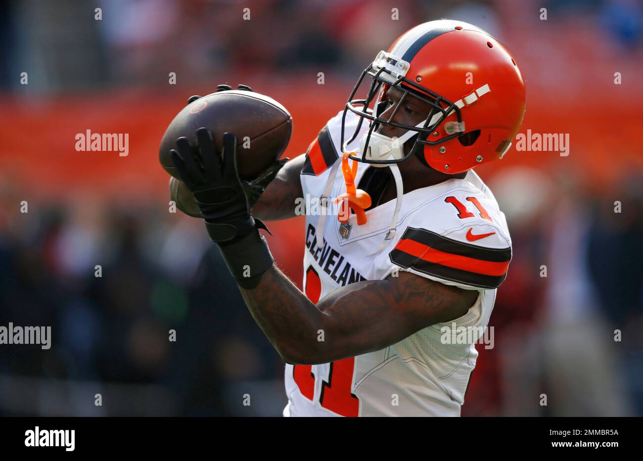 Cleveland Browns wide receiver Antonio Callaway warms up before an NFL ...