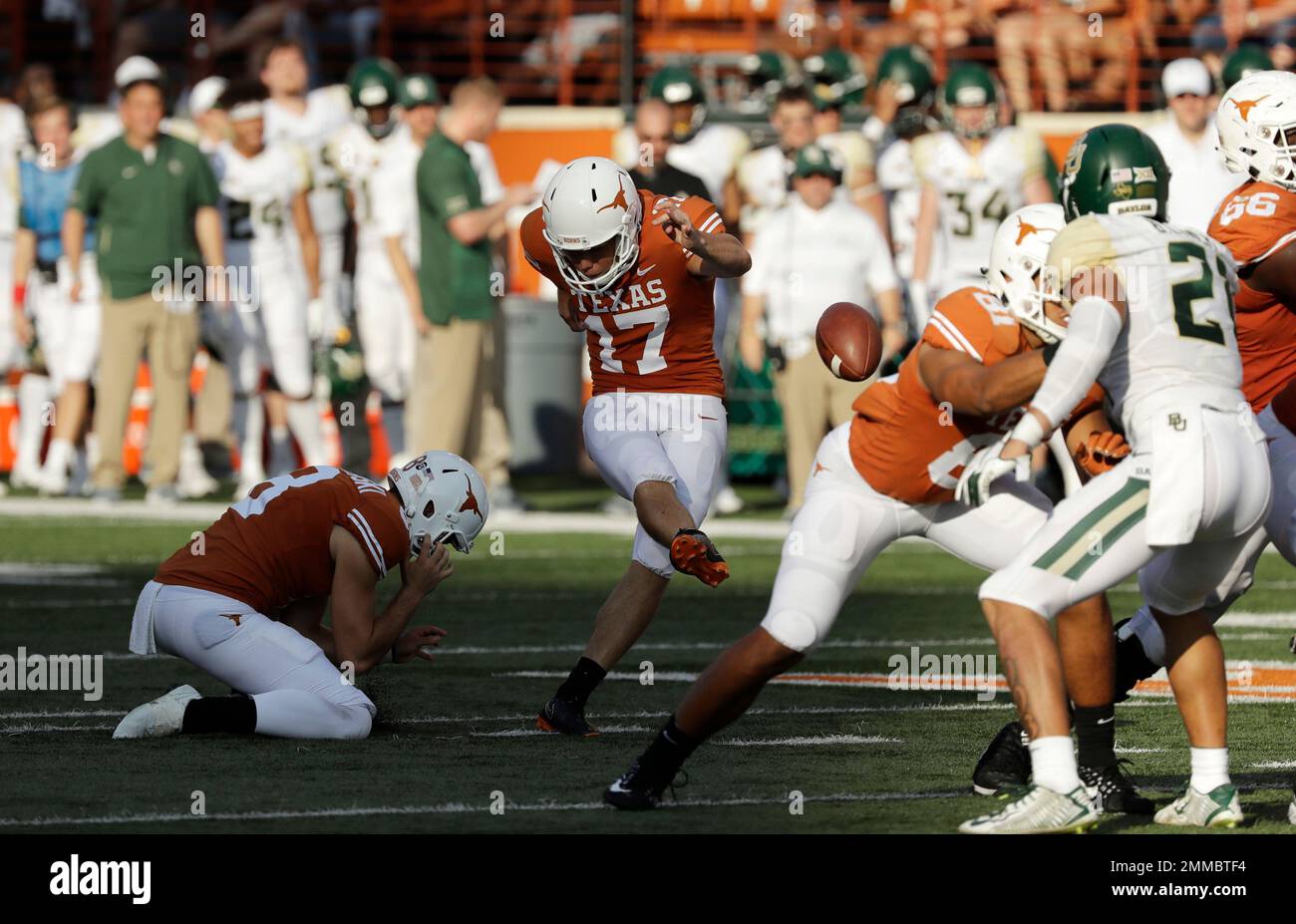 Texas place kicker Cameron Dicker (17) attempts a field goal against ...
