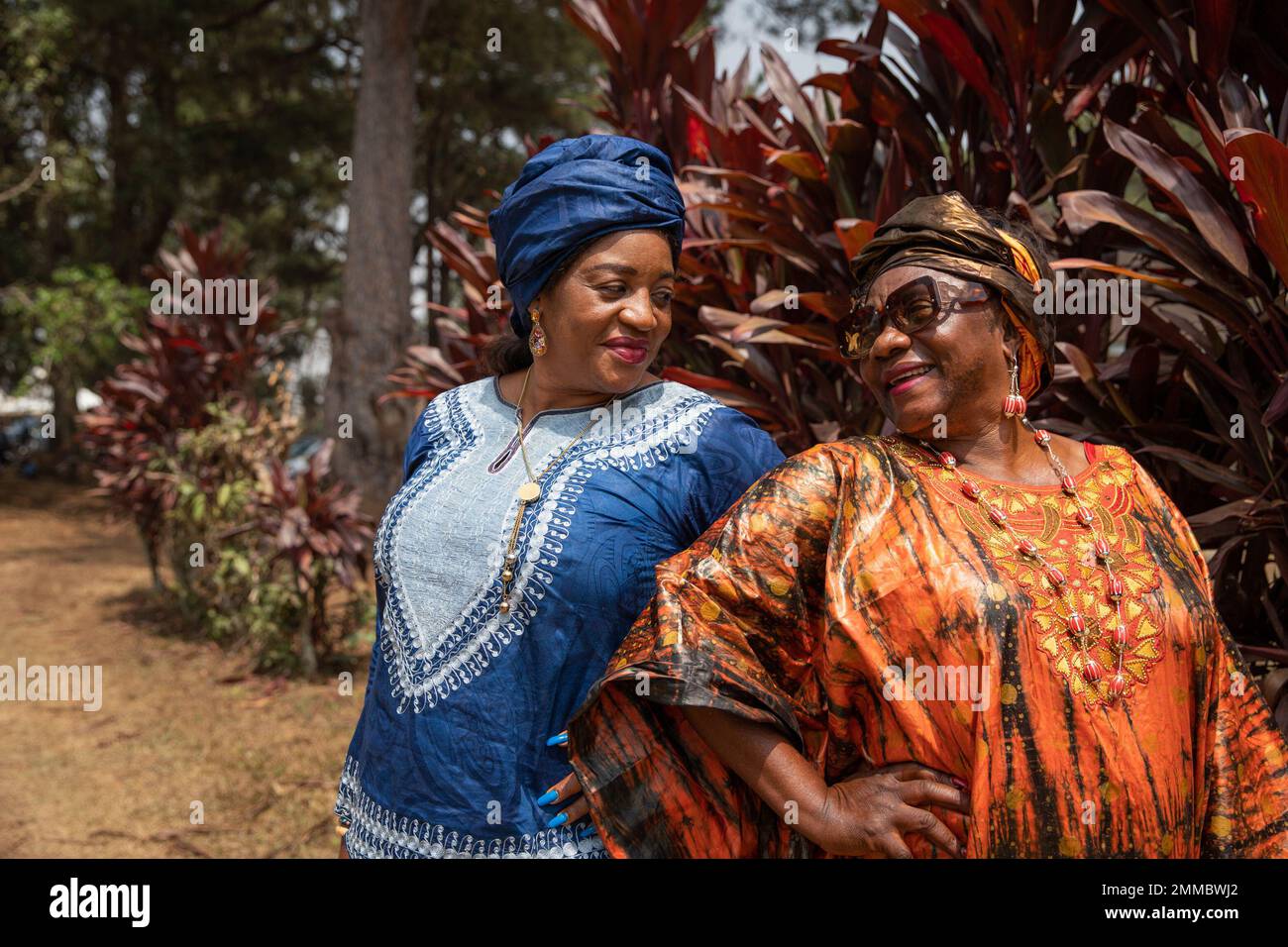 African woman in traditional dress hi-res stock photography and images ...
