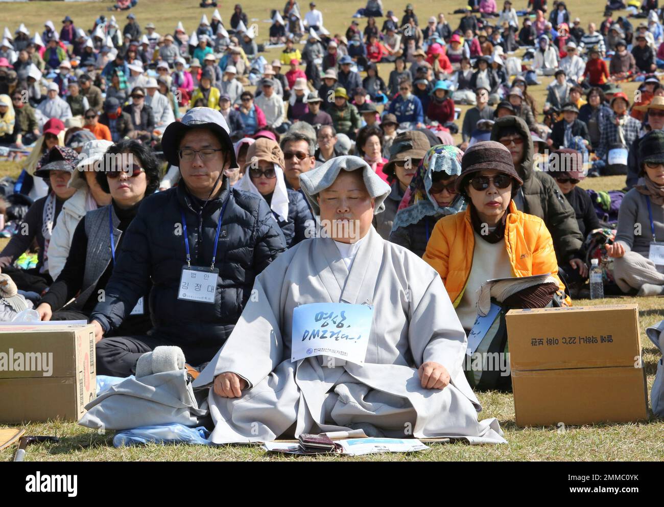 Buddhist believers attend the Demilitarized Zone World Peace Meditation ...