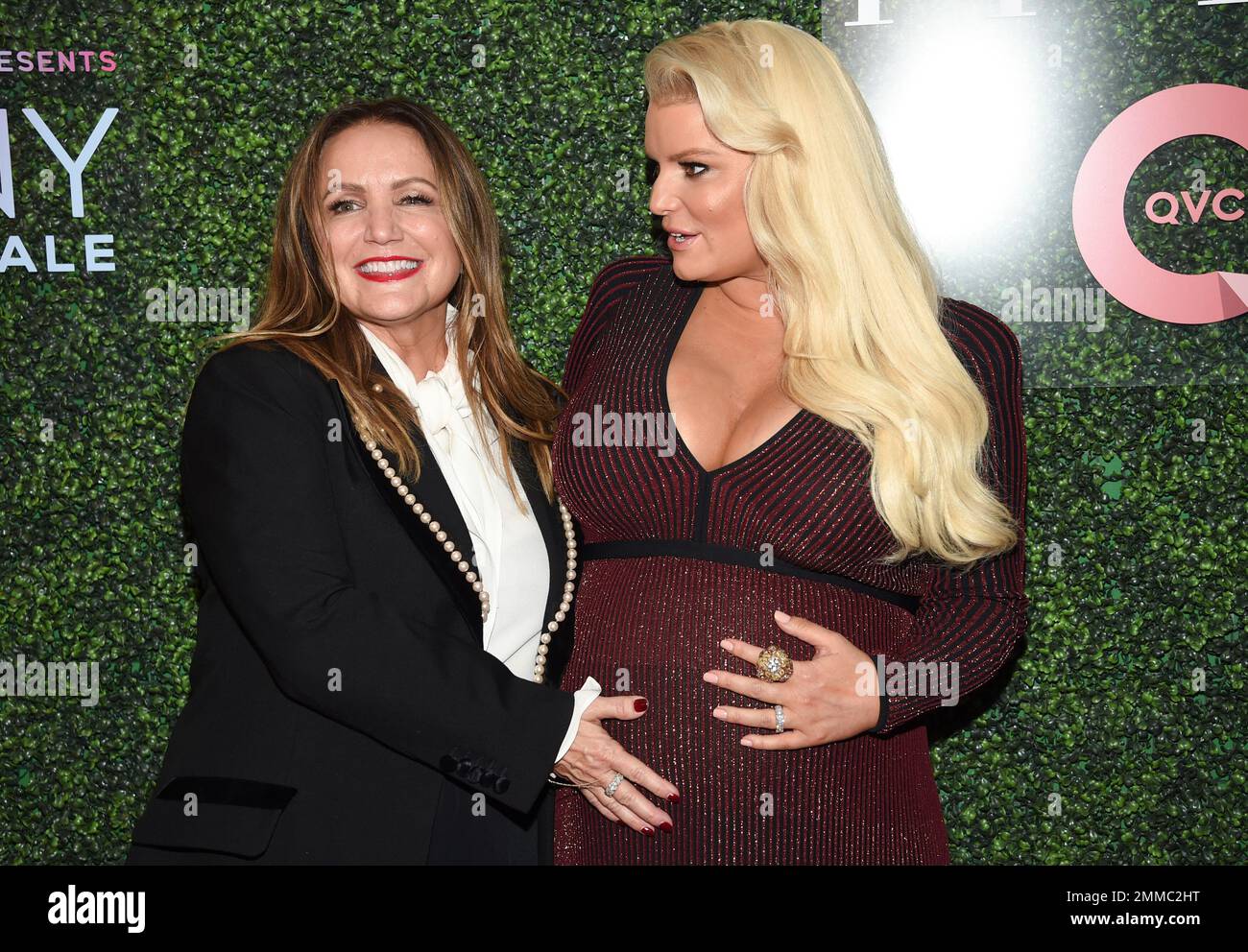 Fashion icon award honoree Jessica Simpson, right, and mother Tina ...