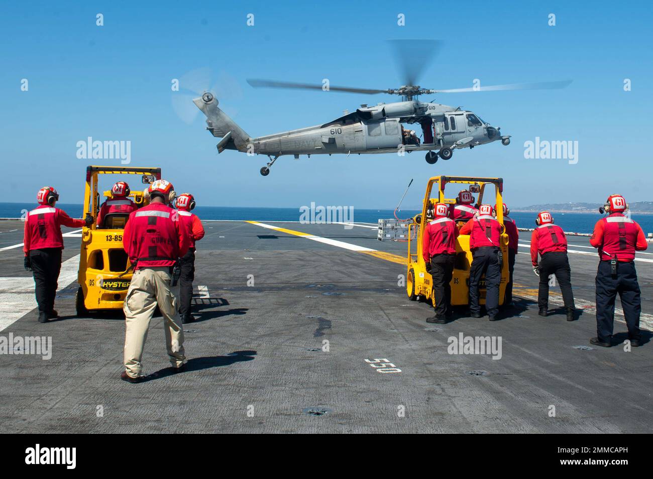 220916-N-SP932-1098 PACIFIC OCEAN (Sept. 16, 2022) – An MH-60S Sea Hawk ...