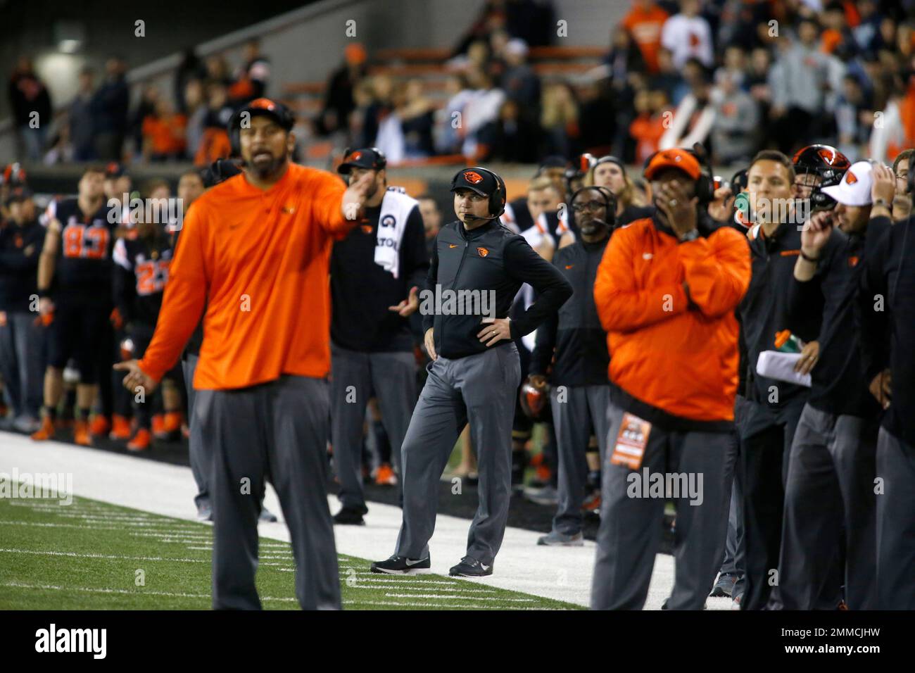 Oregon State head coach Jonathan Smith, center, during an NCAA college ...
