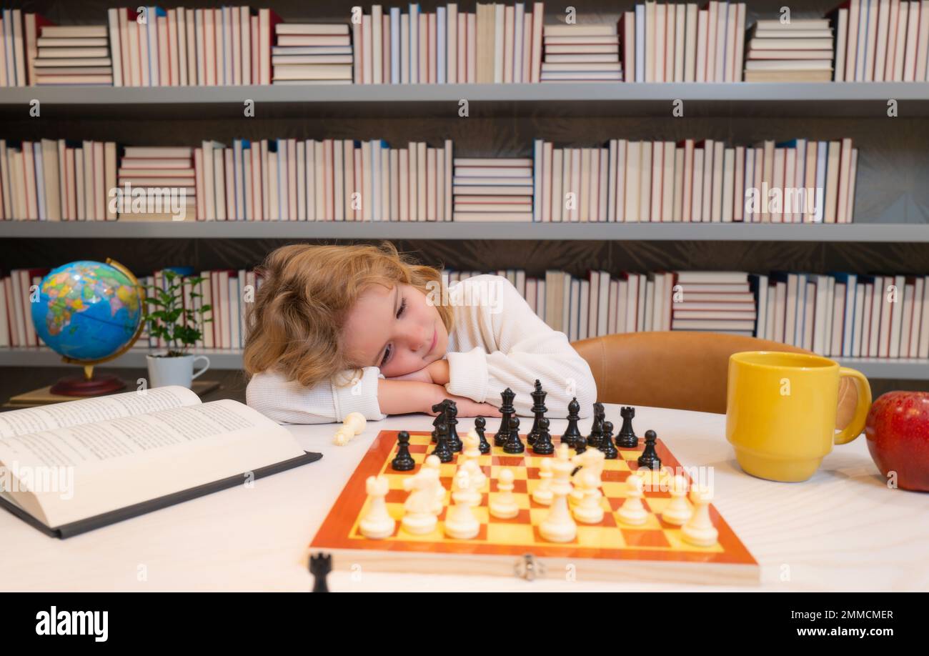Kids play chess classroom hi-res stock photography and images - Alamy