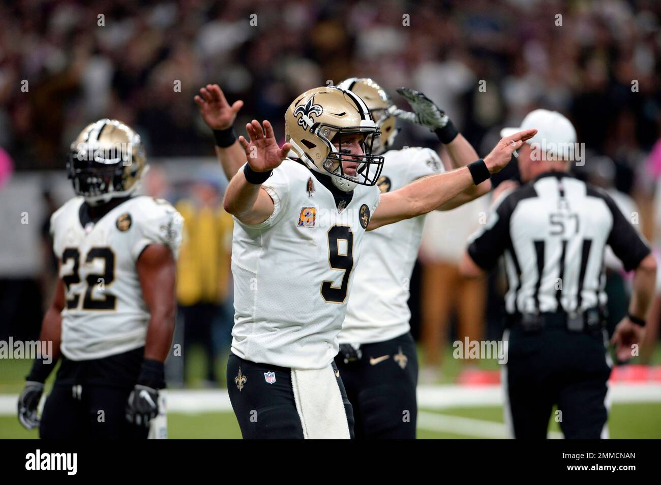 New Orleans Saints quarterback Drew Brees (9) quotes the crowd in the ...