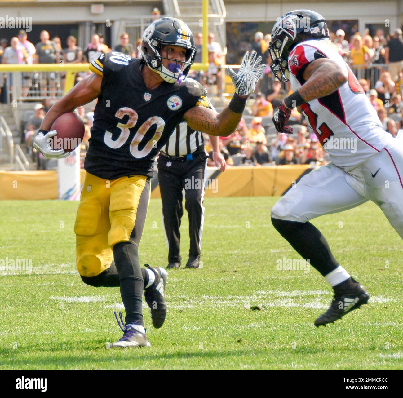 Pittsburgh Steelers running back James Conner (30) plays against the ...
