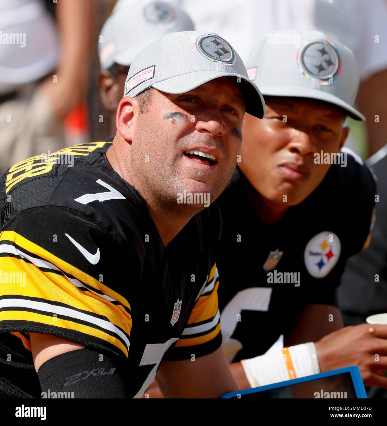Pittsburgh Steelers quarterback Ben Roethlisberger (7), left, sits with ...