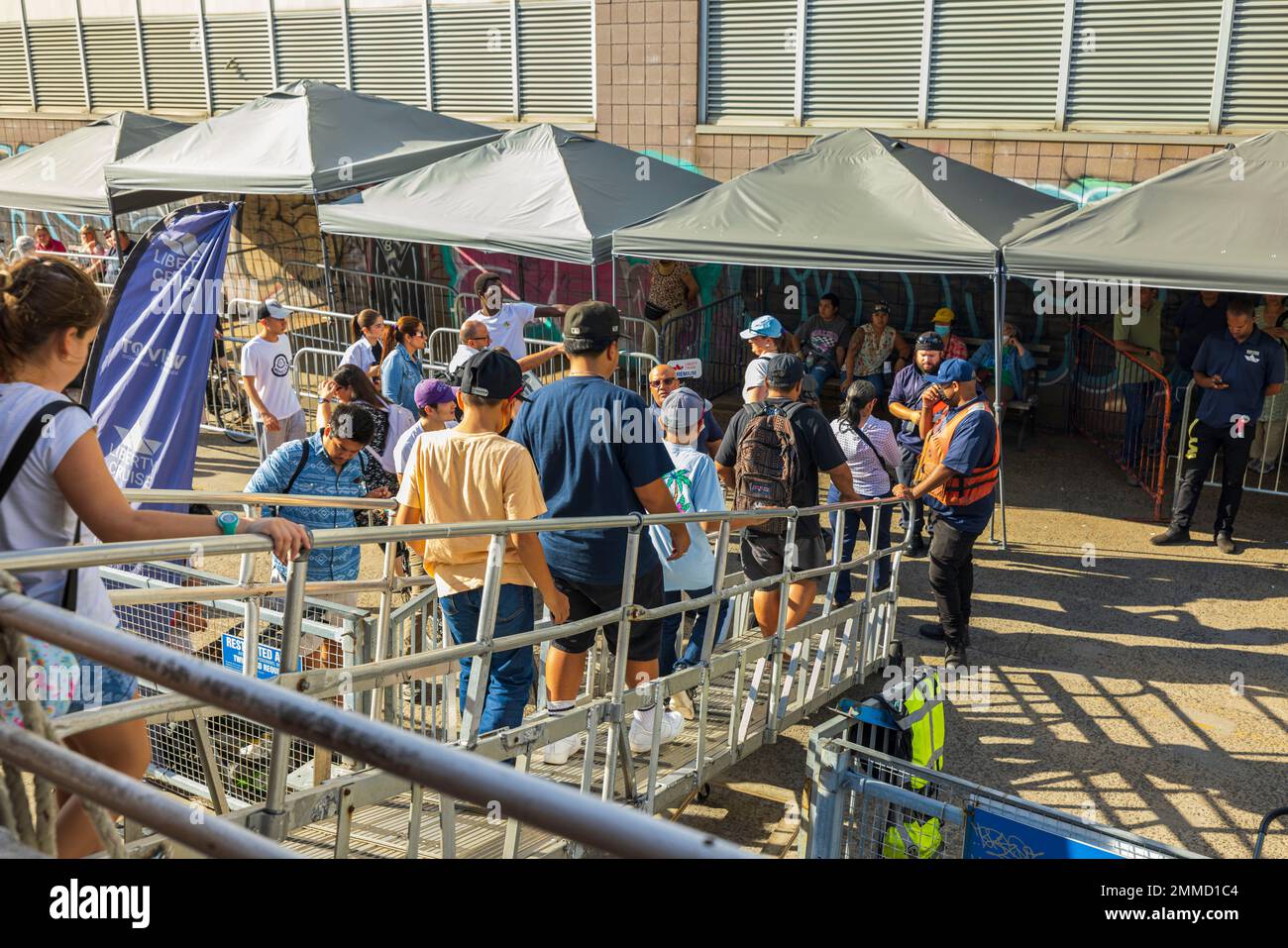 Tourists line up boat hi-res stock photography and images - Alamy