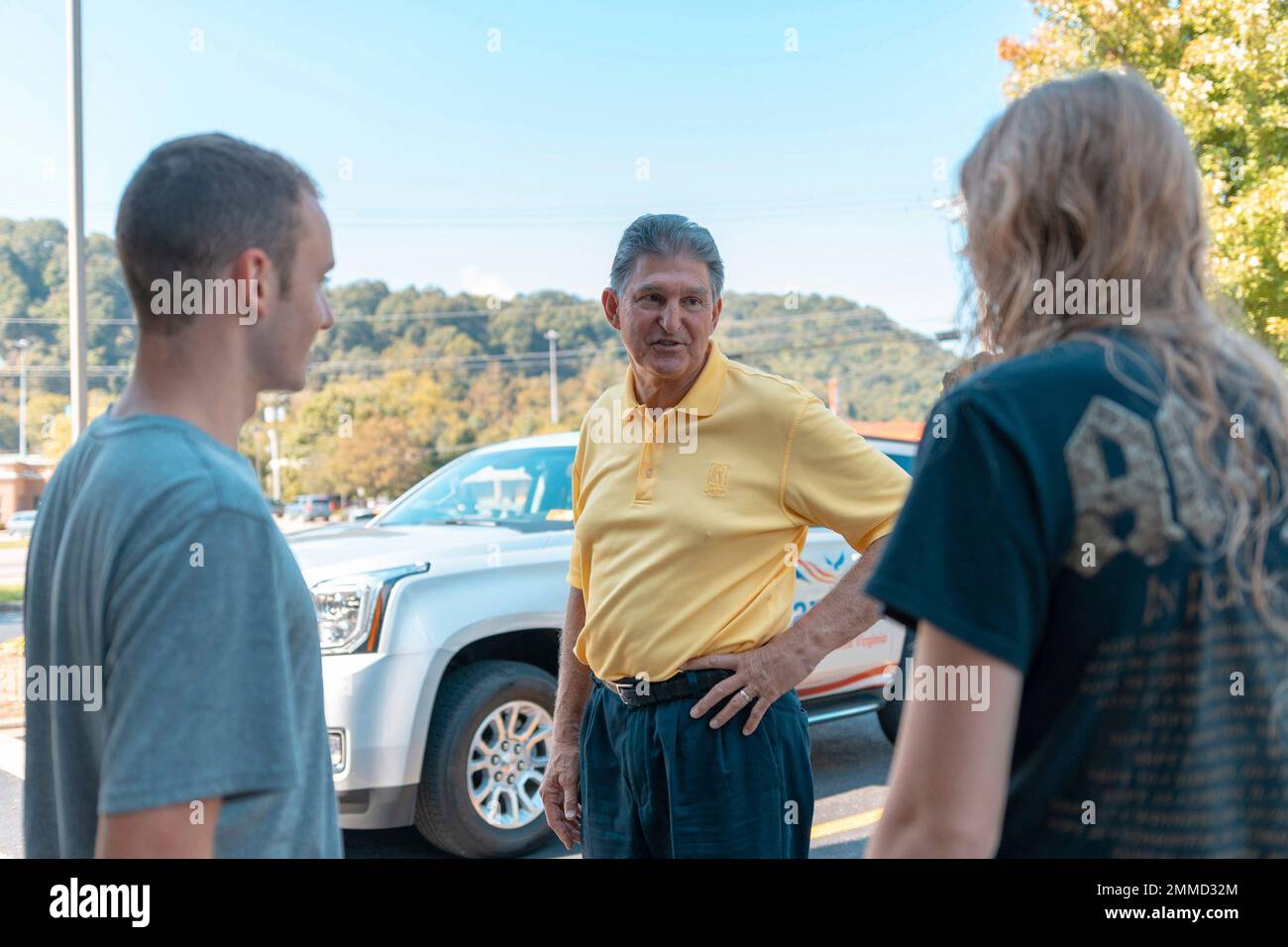 Senator Joe Manchin talks to college students Corey Bunch and Madison ...