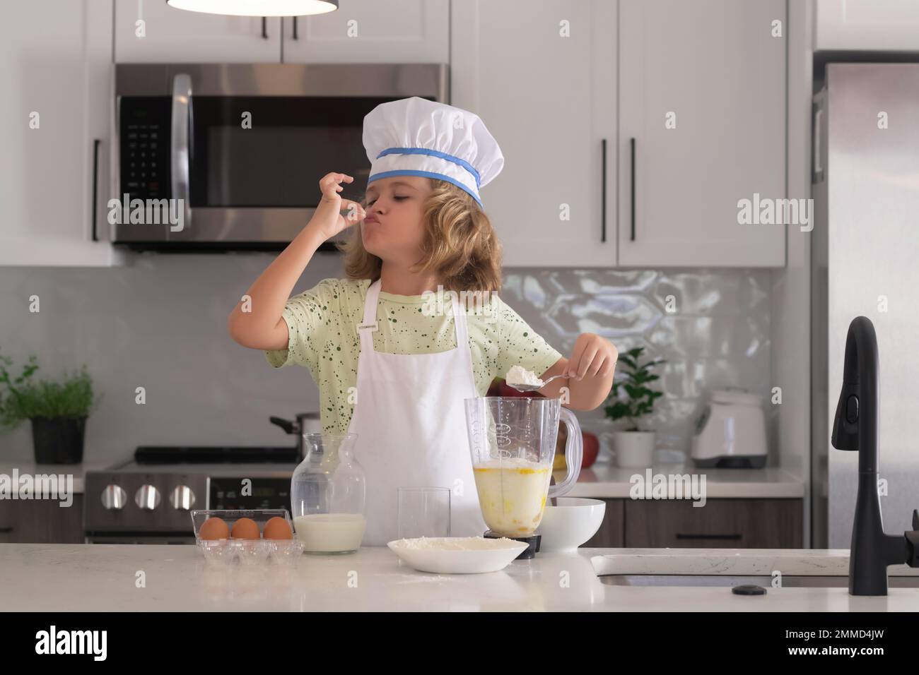 Cooking children hi-res stock photography and images - Alamy