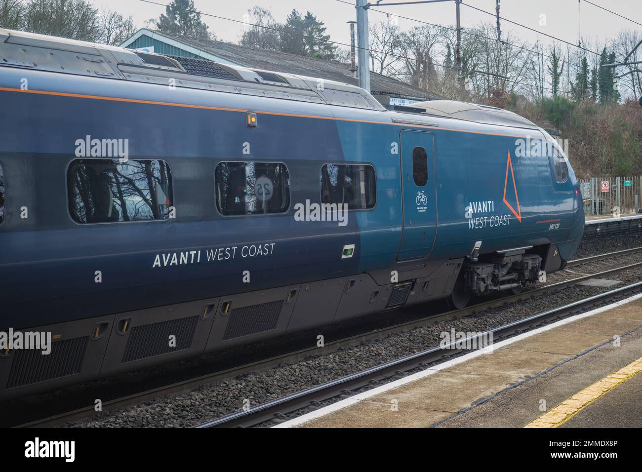 Oxenholme railway station lake district hi-res stock photography and ...