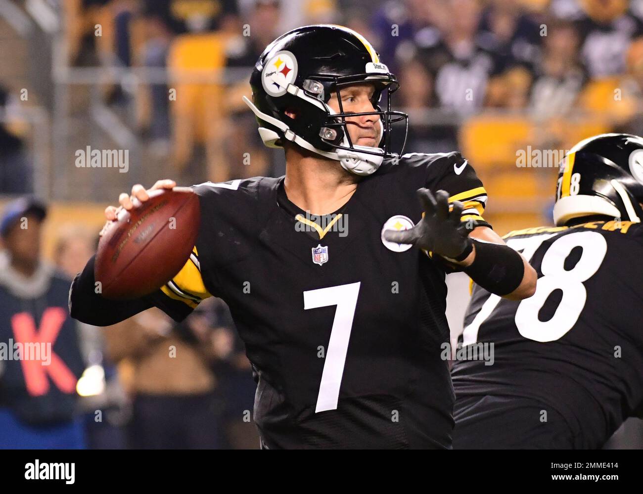 Pittsburgh Steelers quarterback Ben Roethlisberger (7) throws a pass in ...