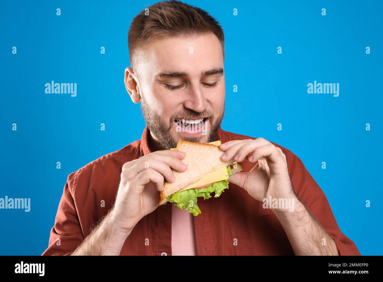 Man eating snack light hi-res stock photography and images - Alamy