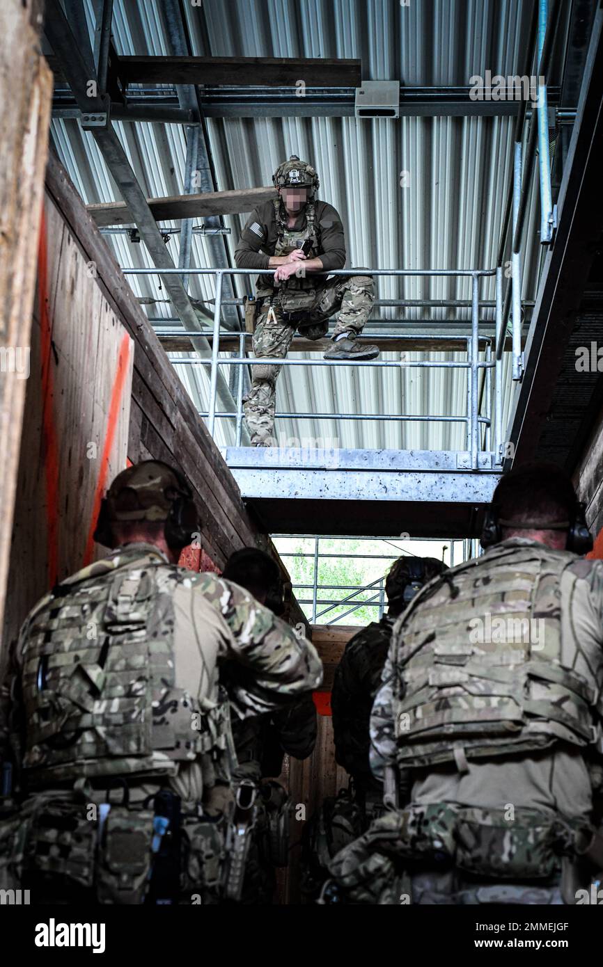A U.S. Green Beret from 10th Special Forces Group (Airborne) supervises ...