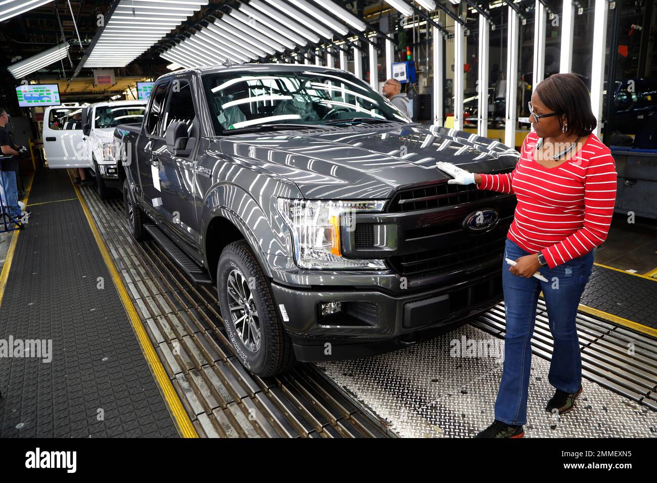 United Auto Workers' assemblyman Kelly Coman gives a final look to an ...