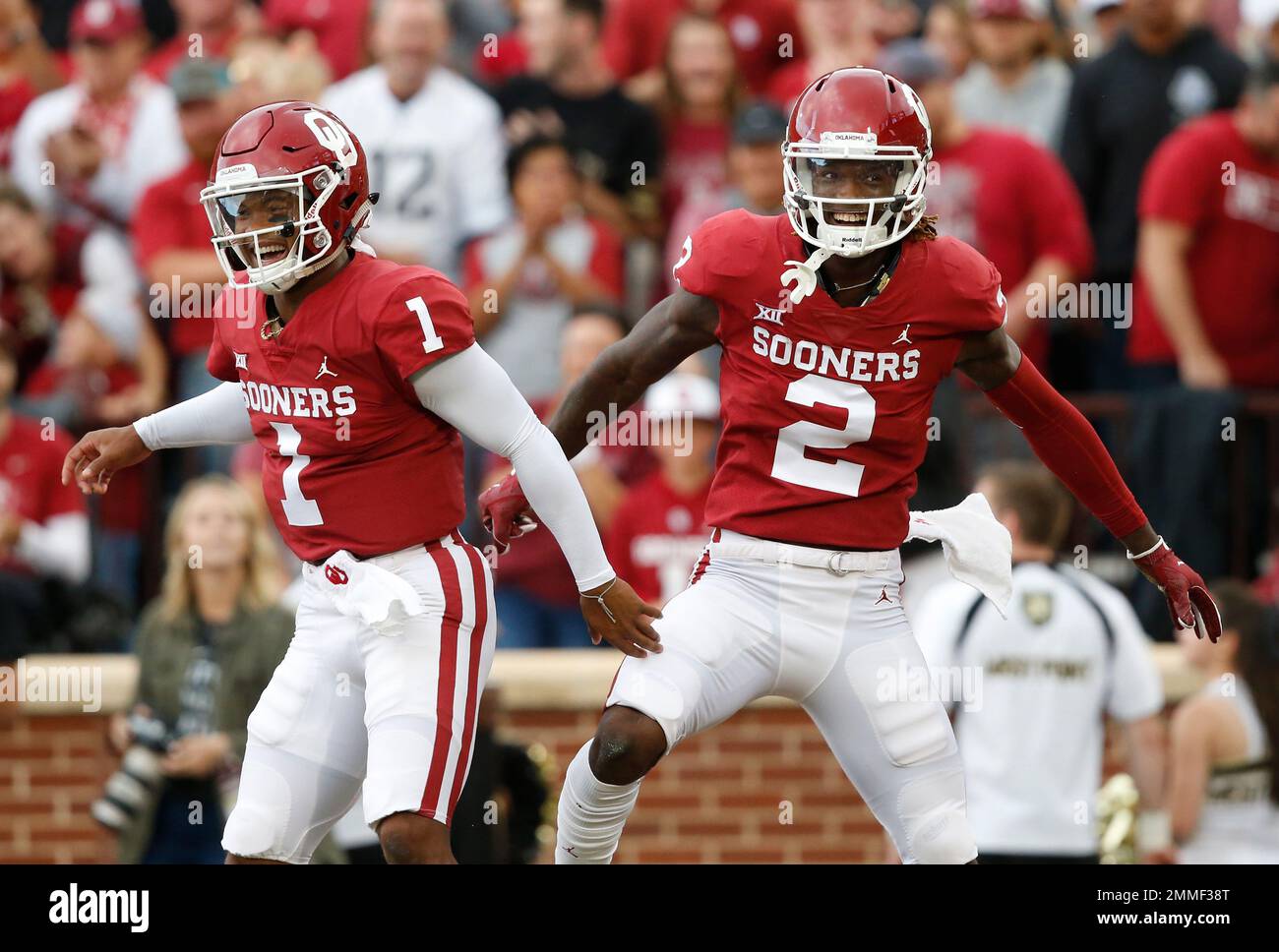 Oklahoma quarterback Kyler Murray (1) and Oklahoma wide receiver CeeDee ...