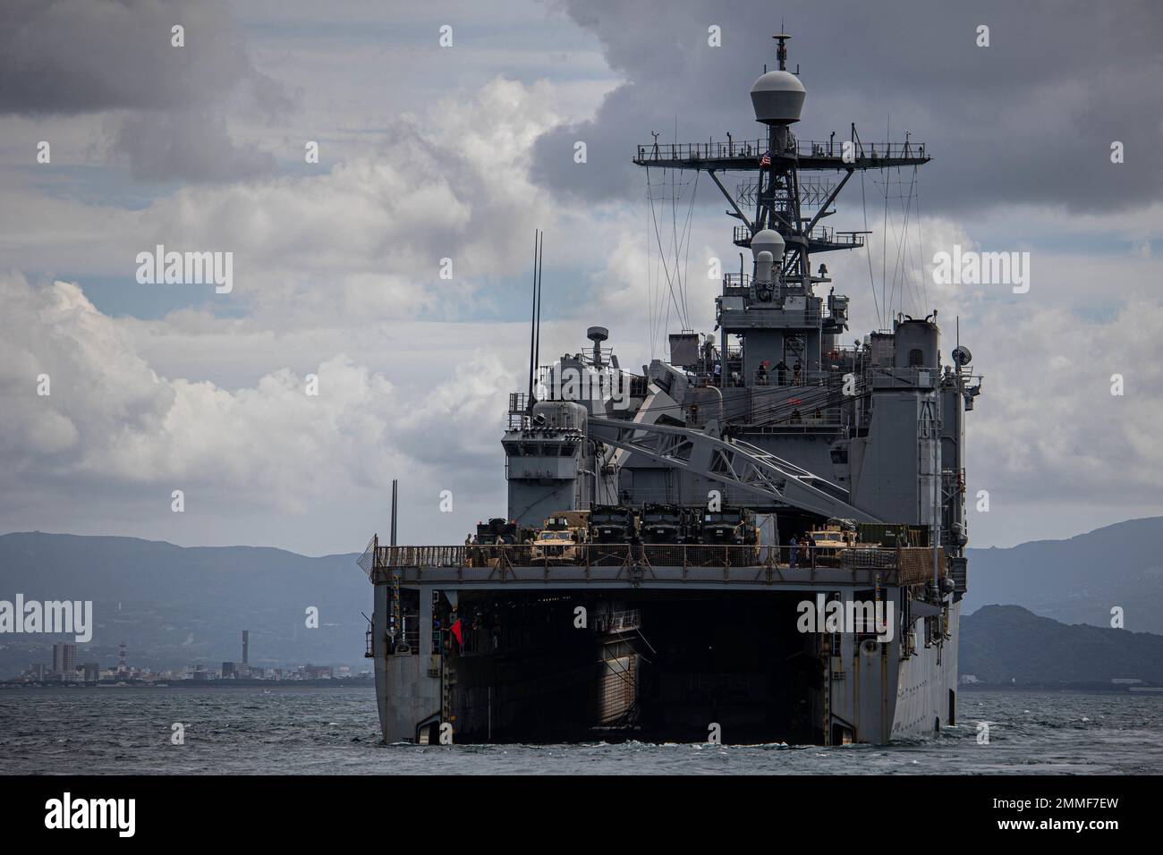 The amphibious dock landing ship USS Rushmore (LSD 47) participates in ...