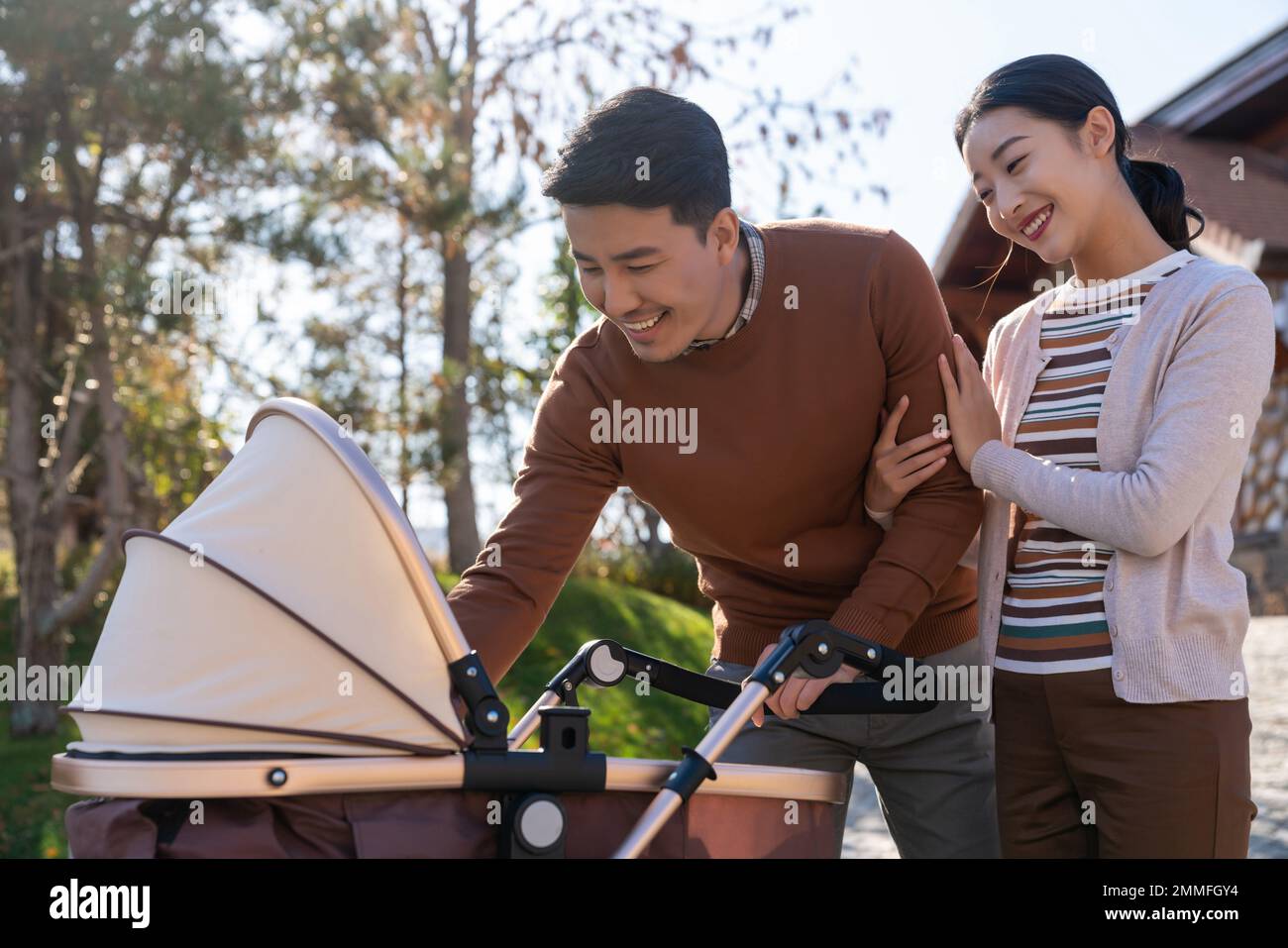 Asian parents push hi-res stock photography and images - Alamy