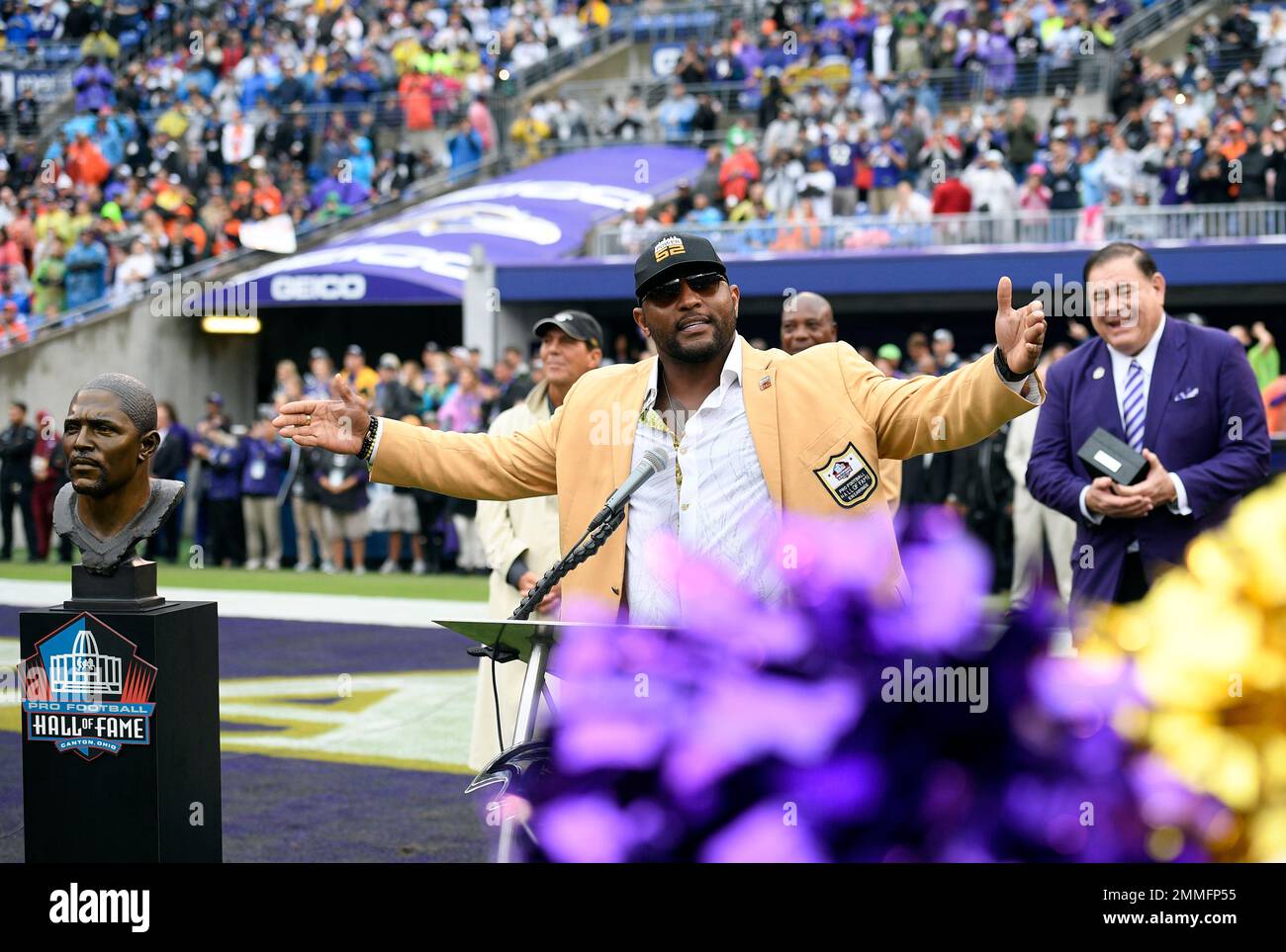 Former Baltimore Ravens linebacker Ray Lewis speaks after receiving his ...