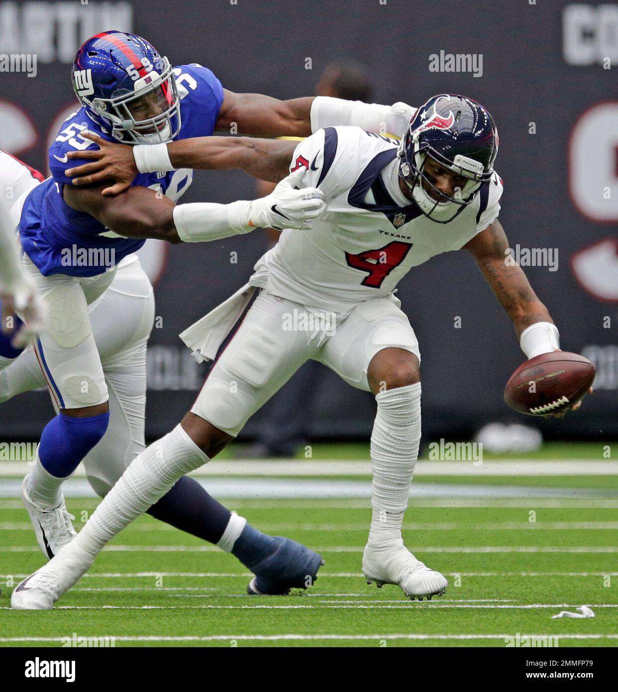 New York Giants linebacker Lorenzo Carter (59) reaches to tackle ...