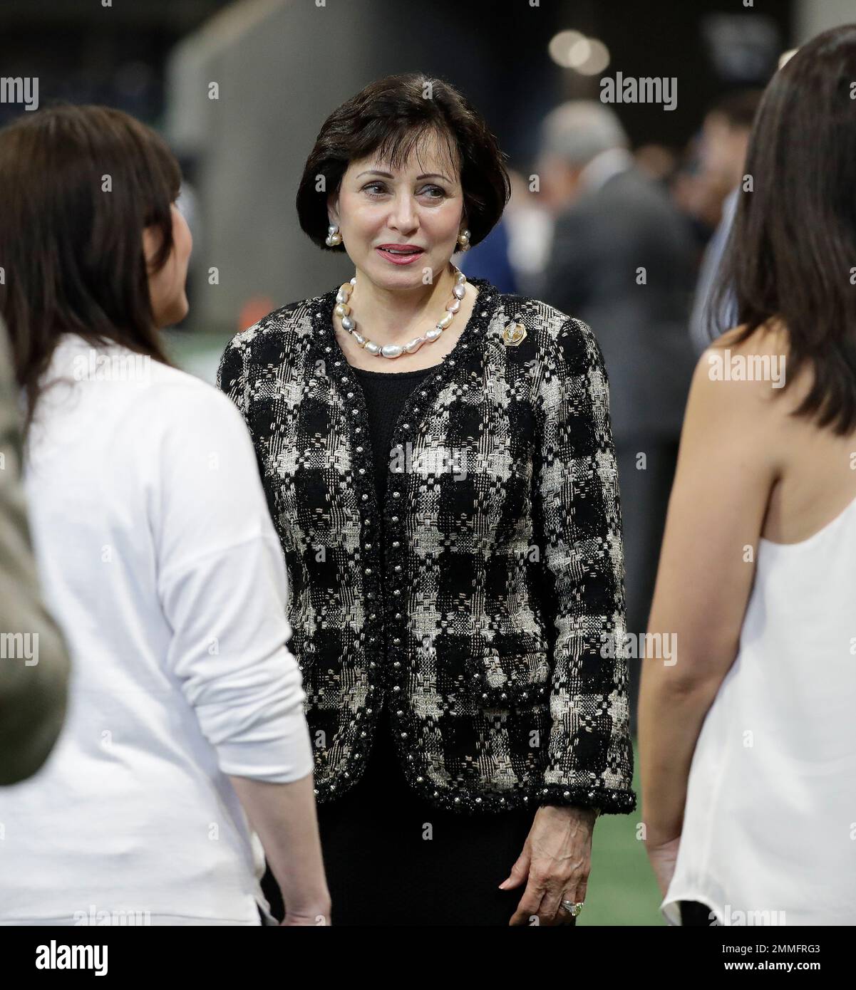 New Orleans Saints owner Gayle Benson waves before the first half of an ...