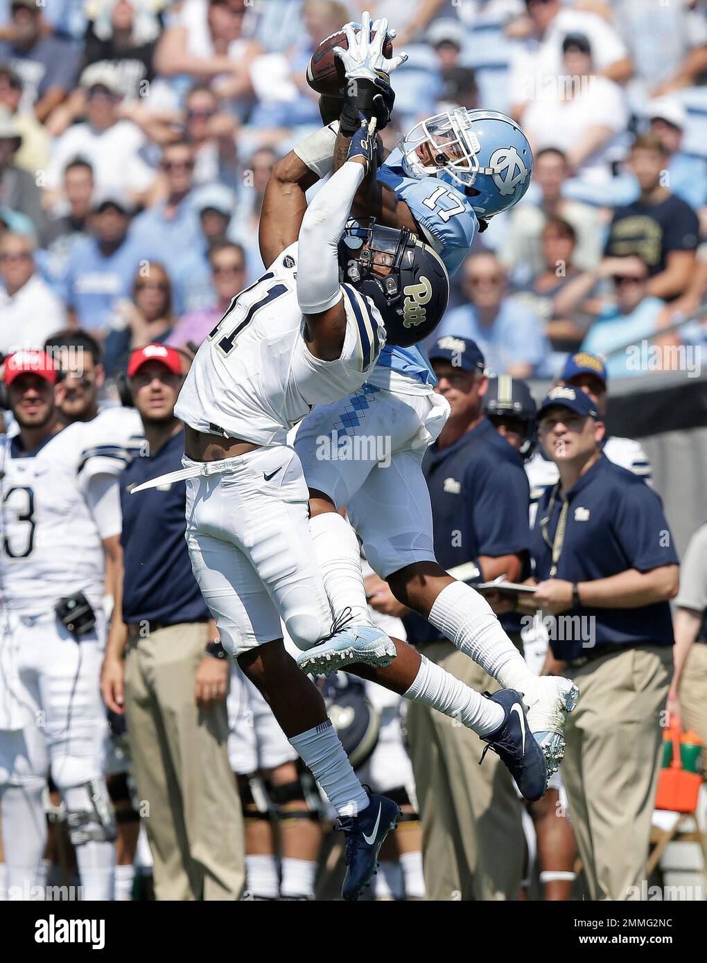 North Carolina's Anthony Ratliff-Williams (17) catches a pass while ...