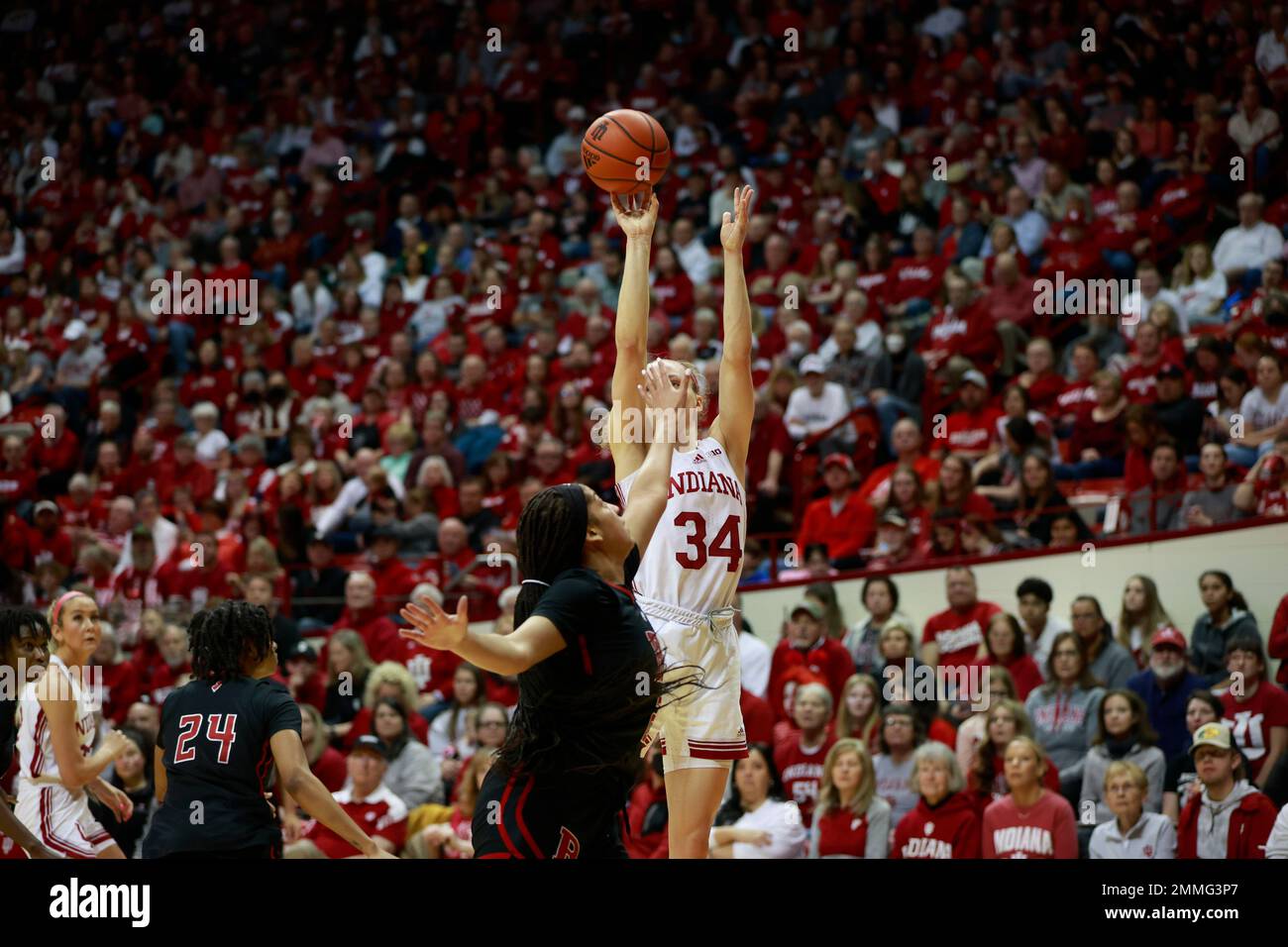 Indiana Hoosiers guard Grace Berger (34) shoots against Rutgers during ...