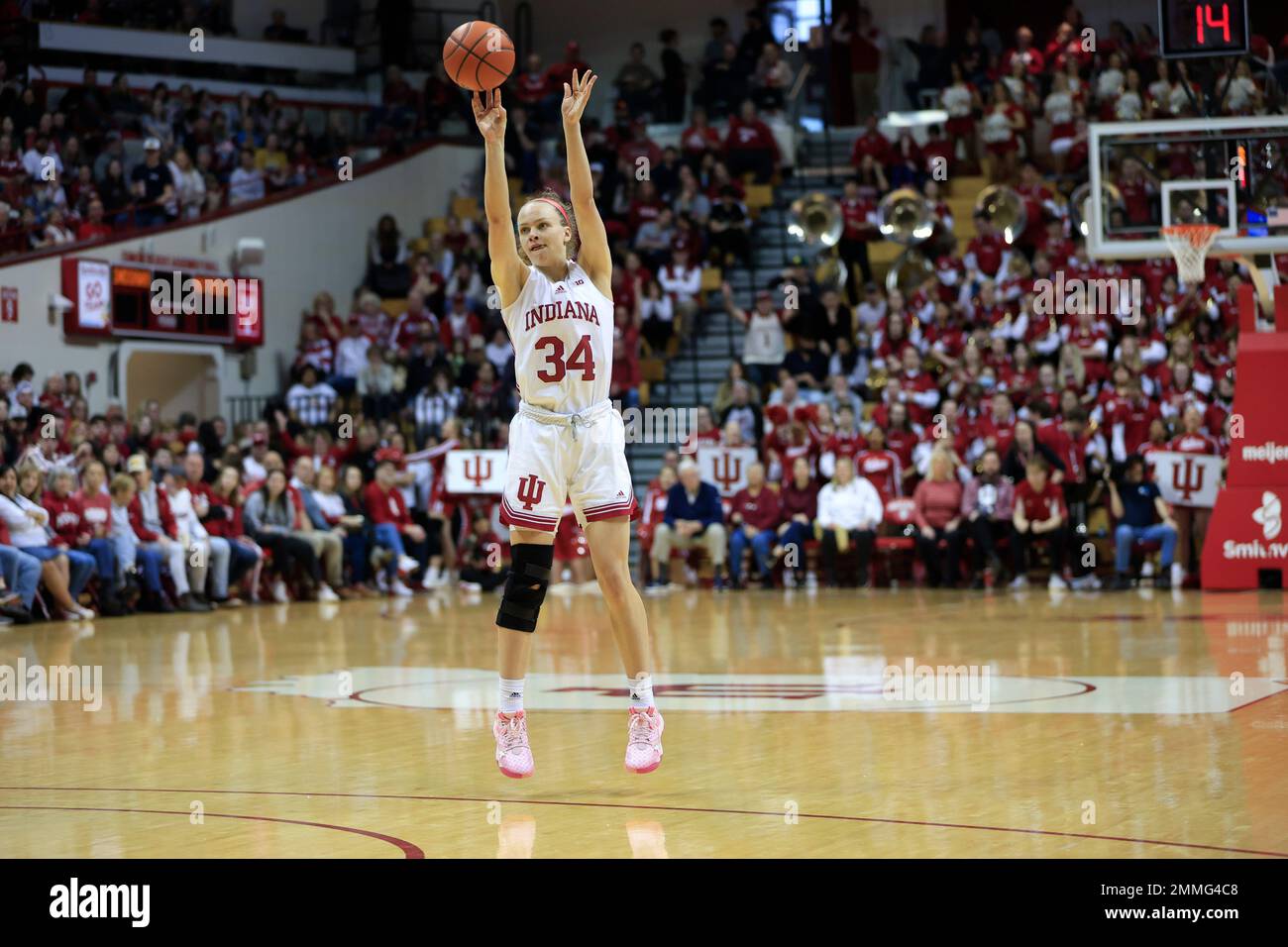 Indiana Hoosiers guard Grace Berger (34) shoots against Rutgers during ...