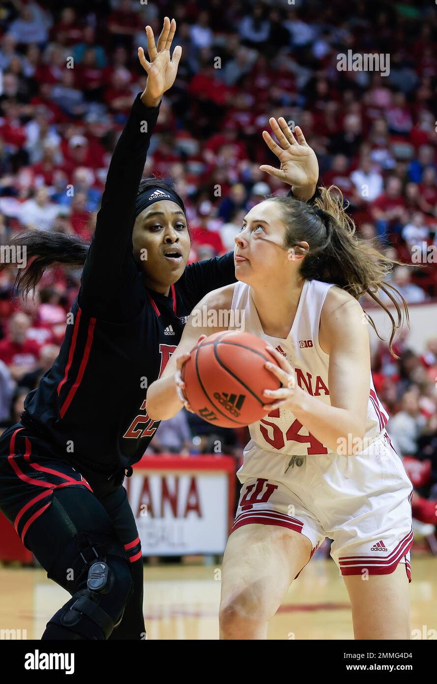 Indiana Hoosiers forward Mackenzie Holmes (54) goes to the basket ...