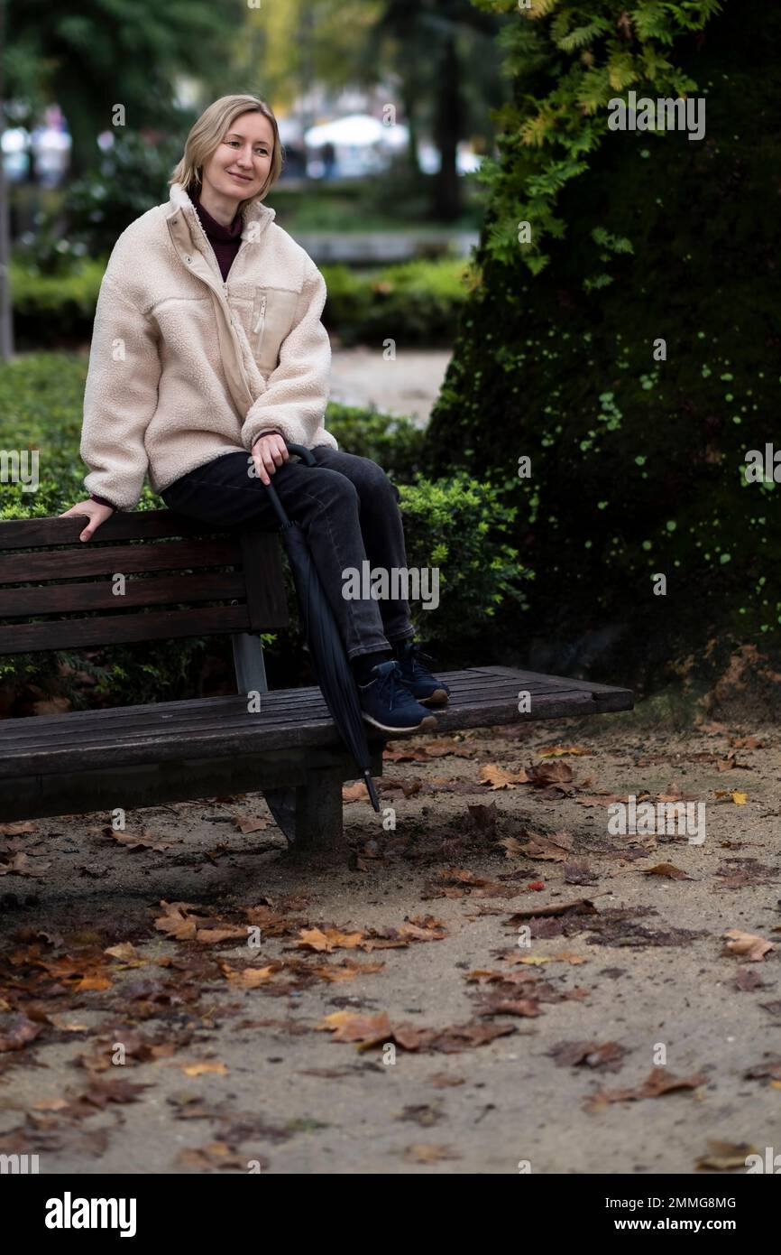 Woman on bench in rain hi-res stock photography and images - Alamy