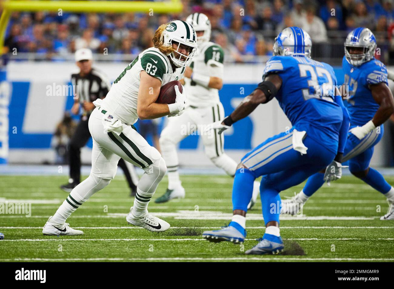 New York Jets tight end Eric Tomlinson (83) runs the ball as Detroit ...