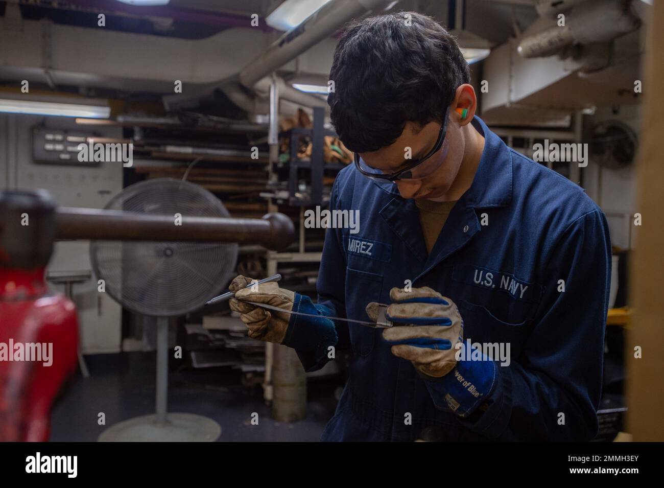 220918-N-JO823-1056 PACIFIC OCEAN (Sept. 18, 2022) Hull Maintenance ...