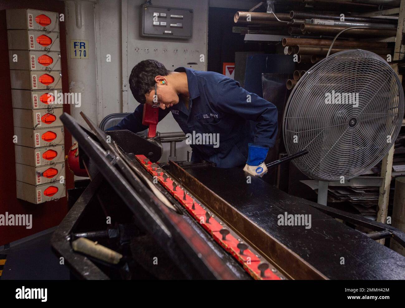 220918-N-JO823-1050 PACIFIC OCEAN (Sept. 18, 2022) Hull Maintenance ...