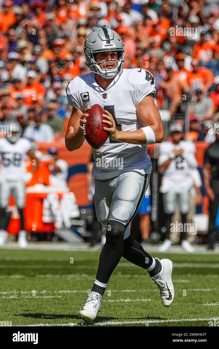 Oakland Raiders quarterback Derek Carr (4) looks to pass against the ...