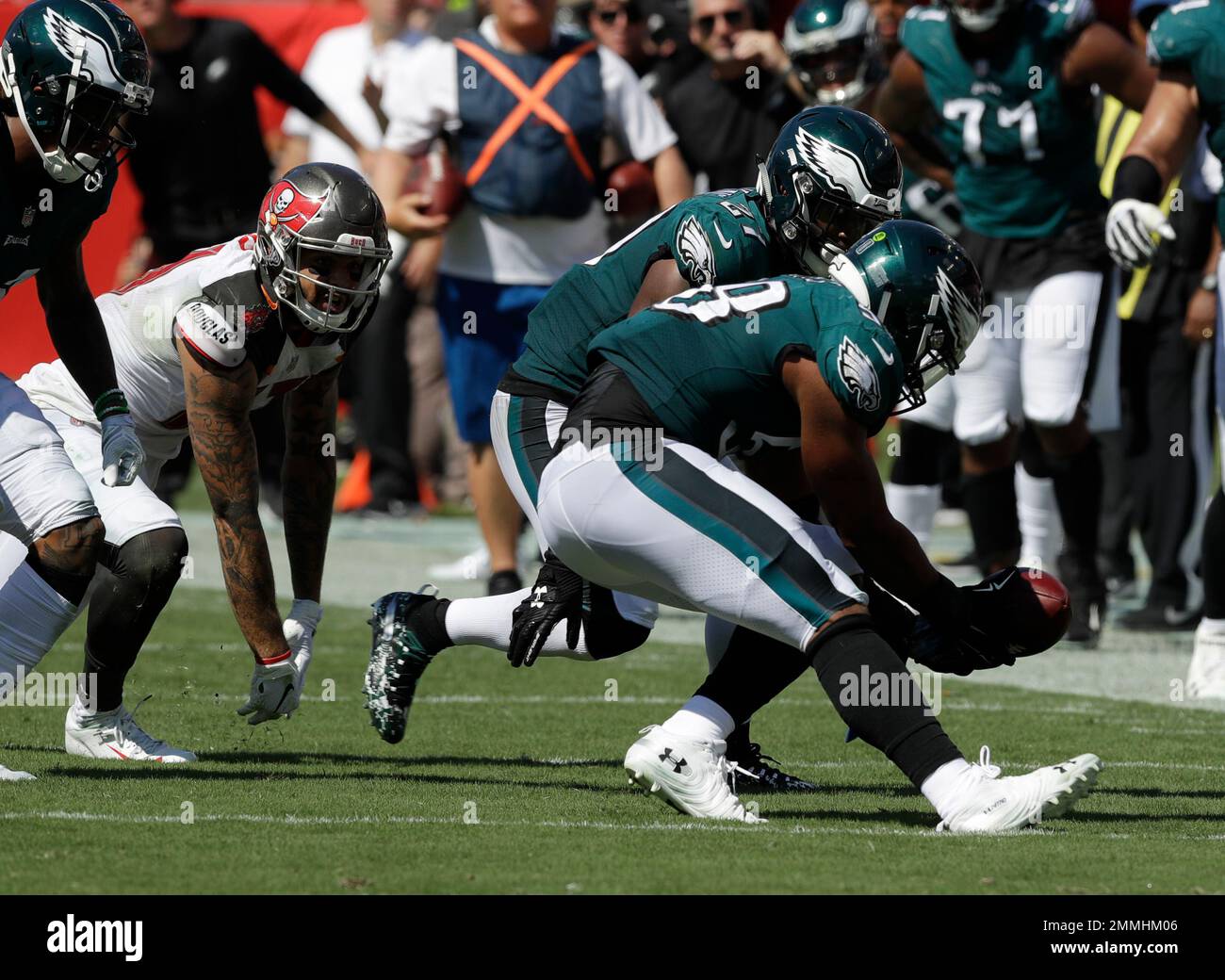 Philadelphia Eagles linebacker Jordan Hicks (58) recovers a fumble by ...