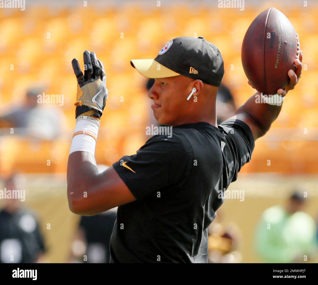 Pittsburgh Steelers quarterback Joshua Dobbs (5) warms up before an NFL ...