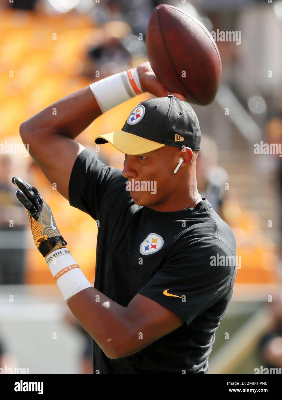Pittsburgh Steelers quarterback Joshua Dobbs (5) warms up before an NFL ...