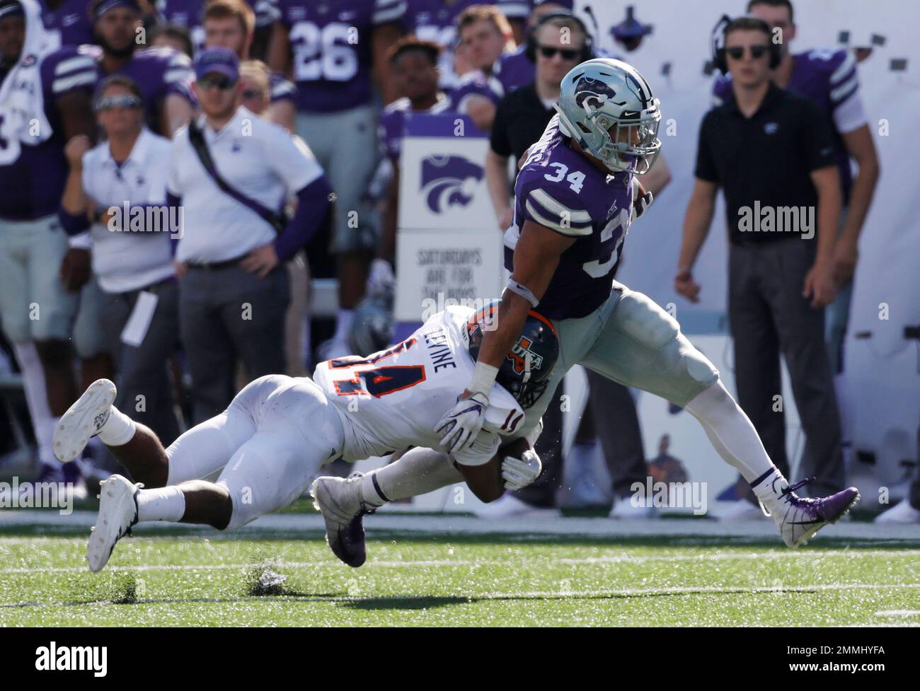 Kansas State running back Alex Barnes (34) rushes for yardage as UTSA ...