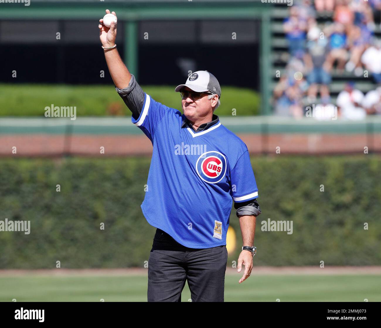Former Chicago Cubs player Ryne Sandberg waves to the crowd before ...