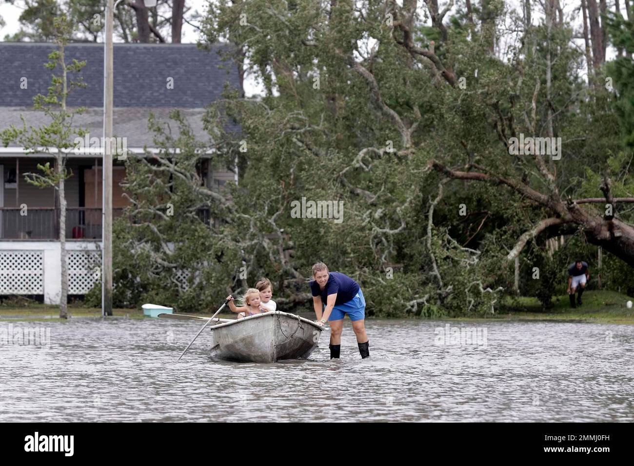 Jessie Lawrence and her children Kinsley and Jayden Spaid make their ...
