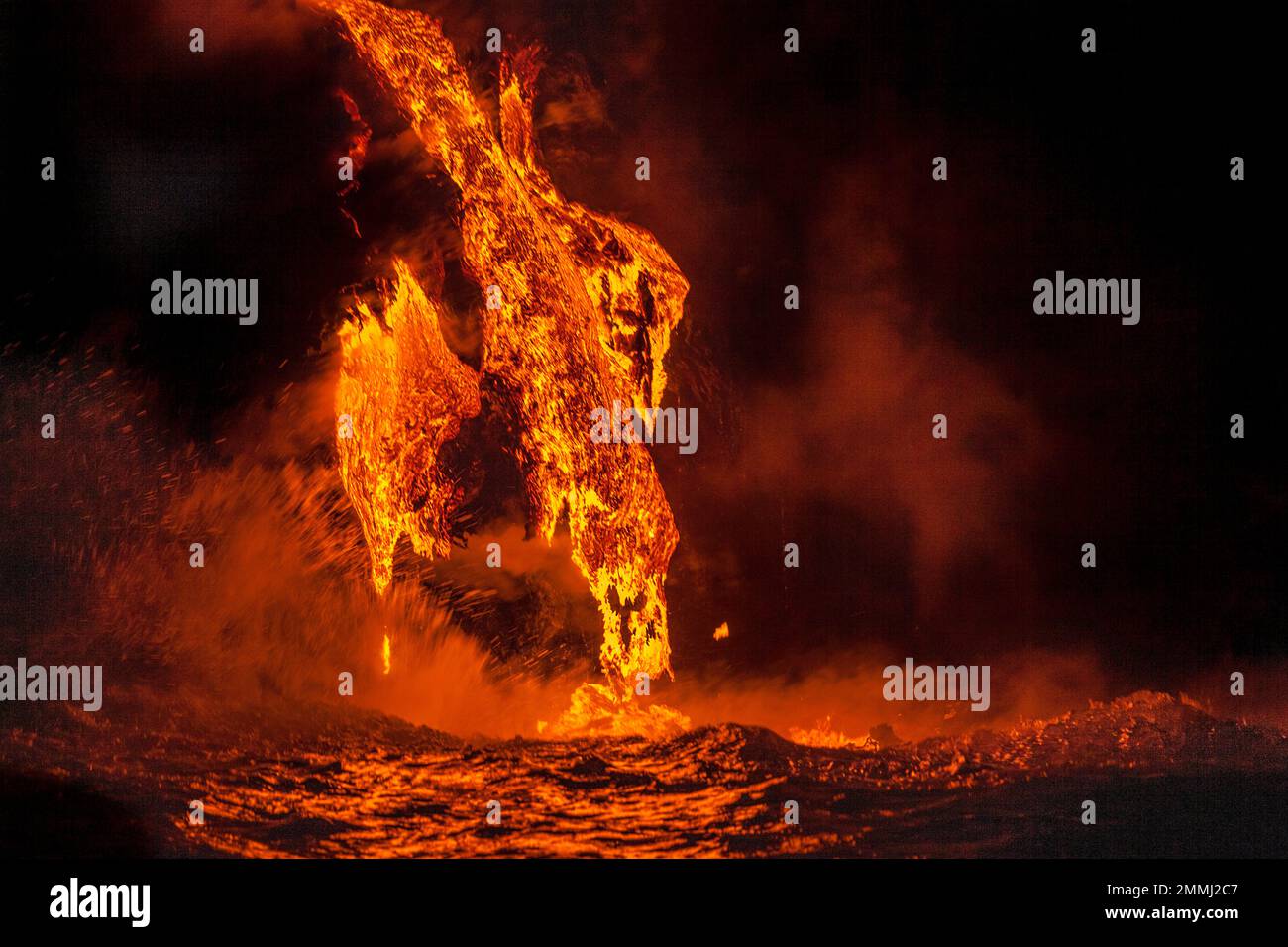 The Pahoehoe lava flowing from Kilauea has reached the Pacific ocean ...