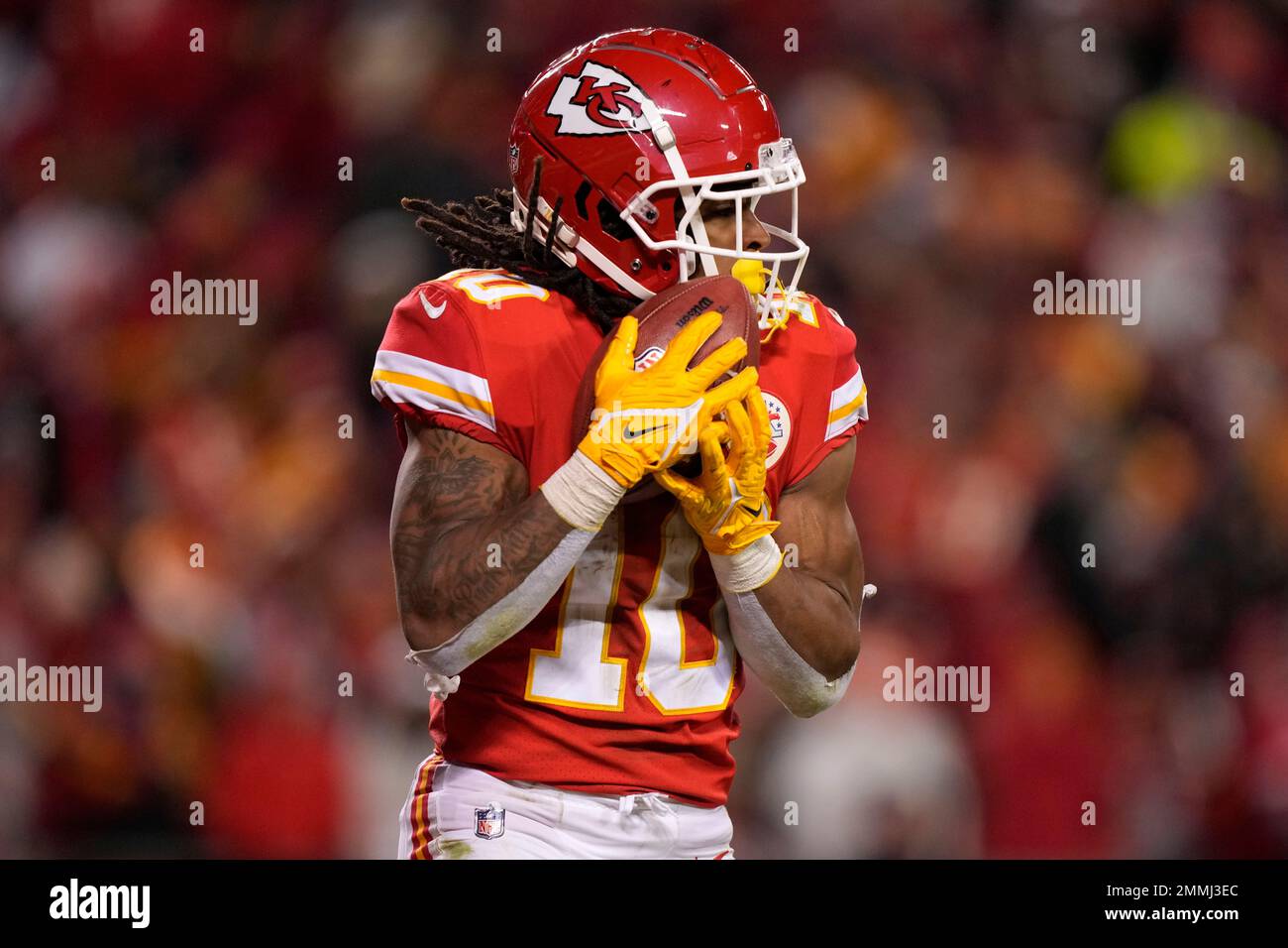 Kansas City Chiefs running back Isiah Pacheco makes the catch against ...