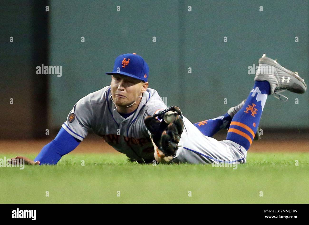 New York Mets right fielder Brandon Nimmo makes a diving catch of a fly ...