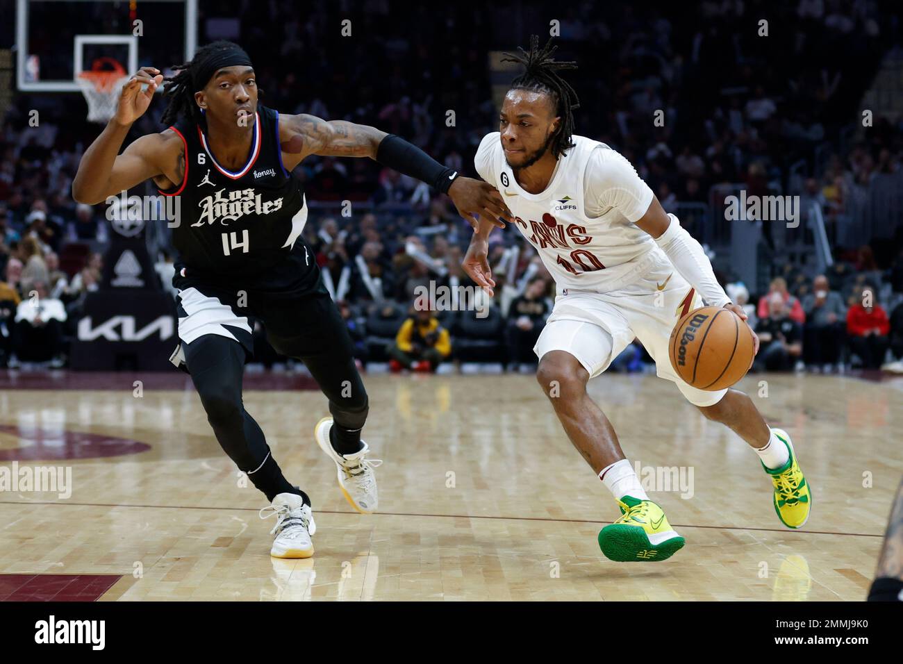 Cleveland Cavaliers guard Darius Garland (10) drives against Los ...