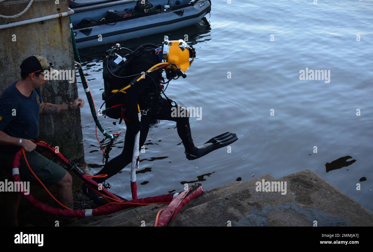 RIO DE JANEIRO – A U.S. Navy diver, assigned to Mobile Diving and ...