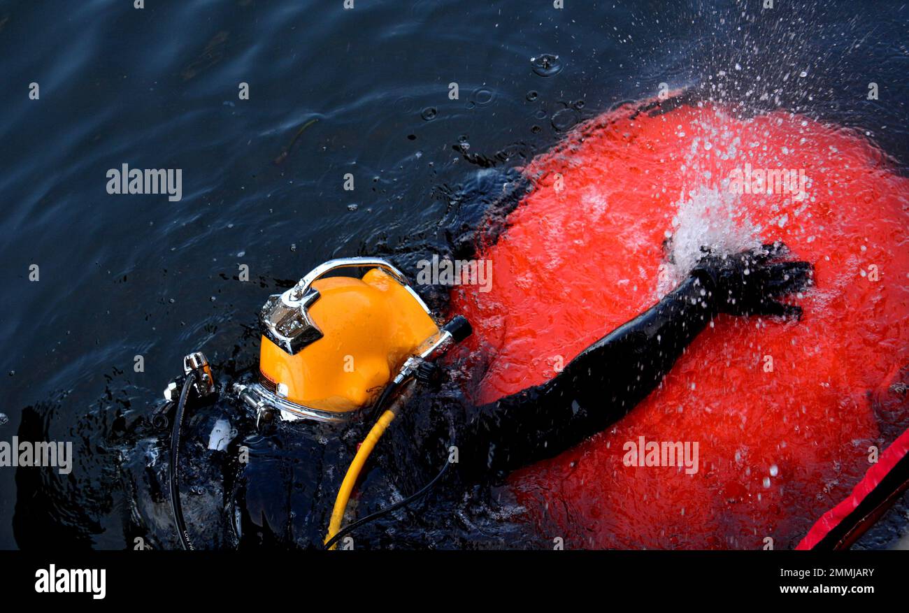 RIO DE JANEIRO – A U.S. Navy diver, assigned to Mobile Diving and ...