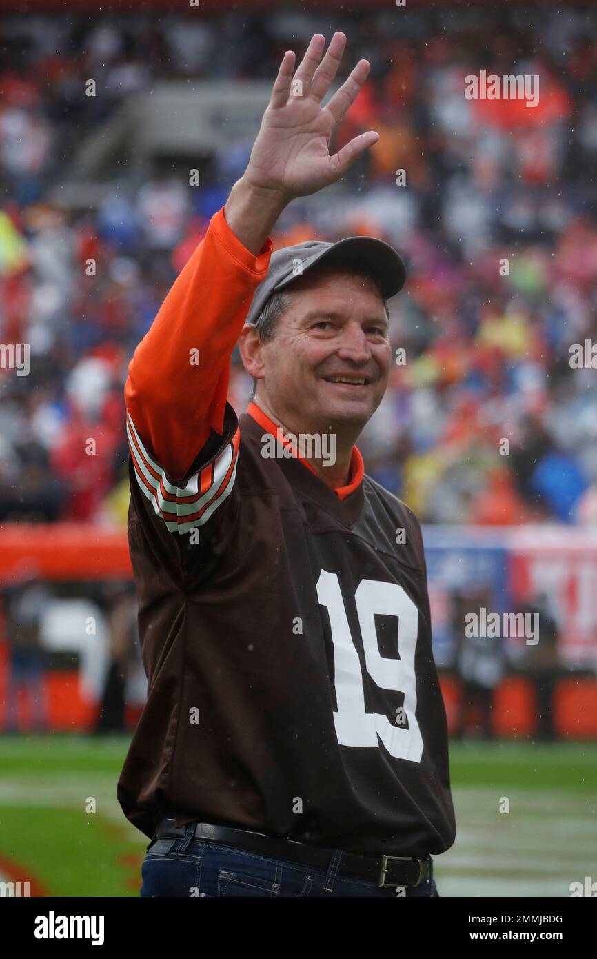 Former Cleveland Browns quarterback Bernie Kosar waves to the crowd ...